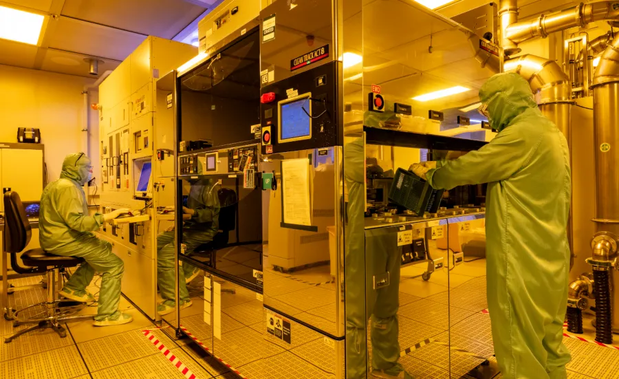 Deep-ultraviolet projection lithography facility | University of Southampton